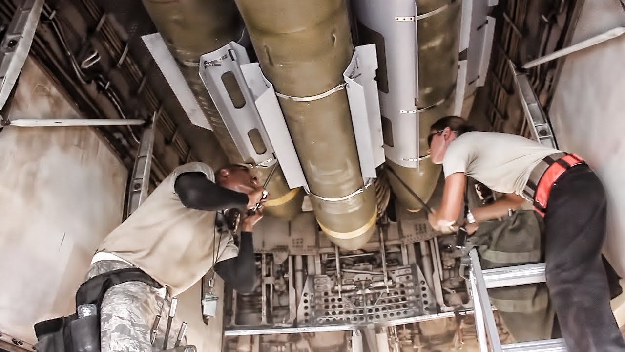 VIDEO: US Air Force B-1B Bomb Load and Take Off – Military Aviation Review